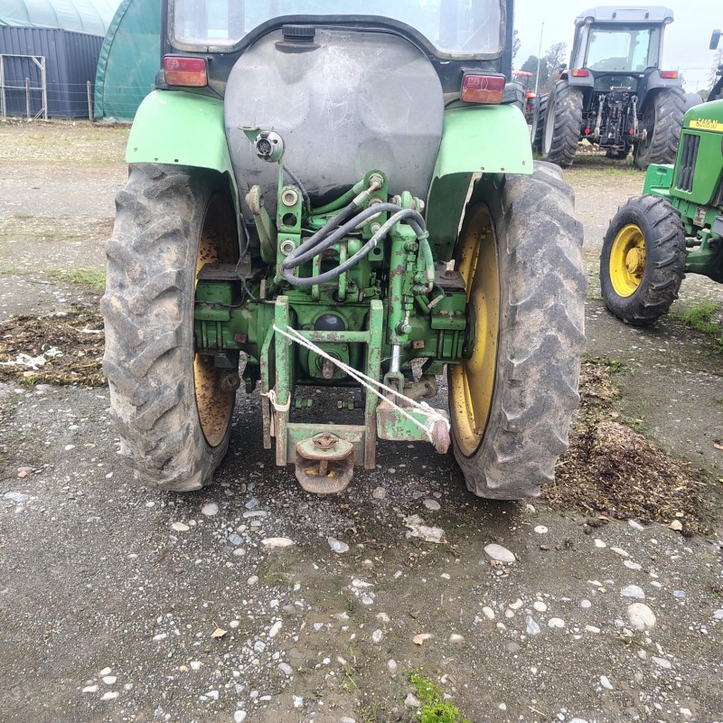 Tractor 4x4 marca John Deere modelo 5410N